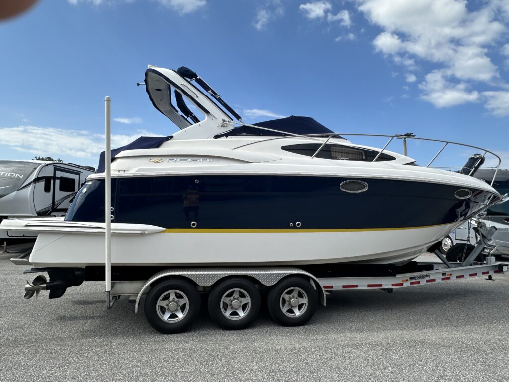 2007 Regal 3060 Window Express - Boat Max Worldwide